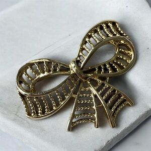 Gerry'S | Jewelry | Gerrys Vintage Gold Tone Bow Brooch With Open ...